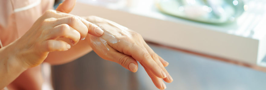 Hydrater la peau des mains : astuces efficaces